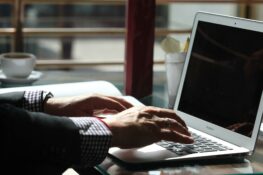 Mac 上的 Shift 键：这是 Apple 键盘上的 Shift 键。 - Practical Tips