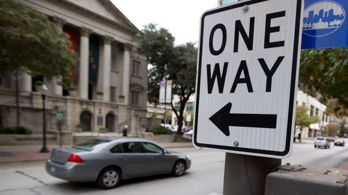 Is it allowed to overtake in one-way streets? Simply explained ...