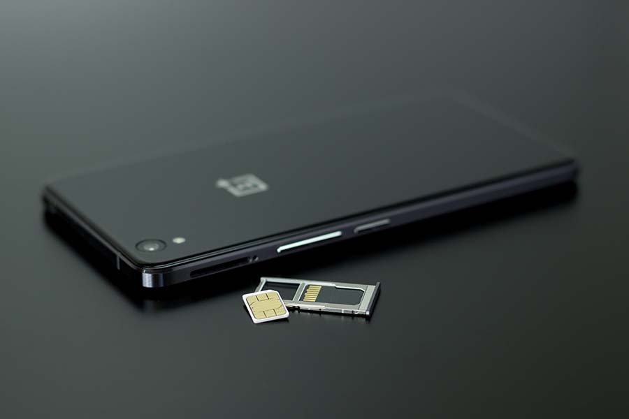Opening the SIM card slot without tools - this is how it's done ...