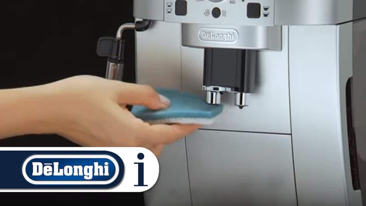 Cleaning the DeLonghi Magnifica - how to do it - Practical Tips