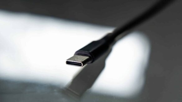 Clean your USB-C port: How to rid your devices of dust and dirt ...
