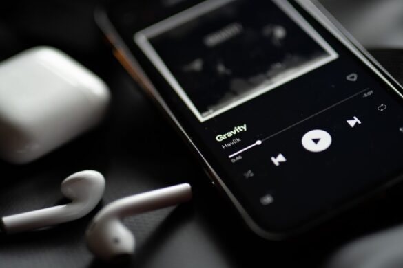 Stream music for free: Listen legally and for free here - Practical Tips